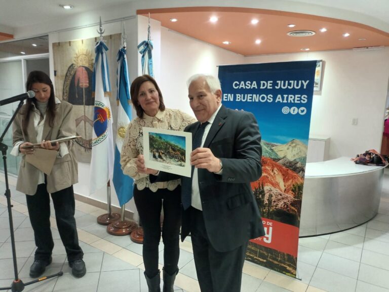 INAUGURO ANDREA AVAGNINA UNA MUESTRA DE 14 OBRAS SOBRE EL EXODO JUJEÑO ...
