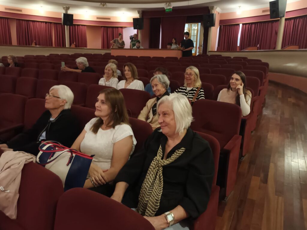 EL PLASTICO ARIEL CORTEZ EN EL CIERRE DE LA MUESTRA DE ANDREA AVAGNINA ...